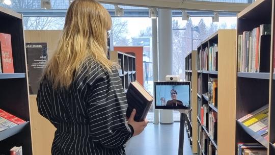 Kirjastorobotin avulla asiakkaat saavat etäneuvontaa omalla kielellään ...